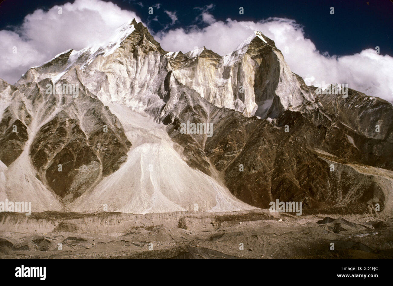 Garhwal ranges hi-res stock photography and images - Alamy