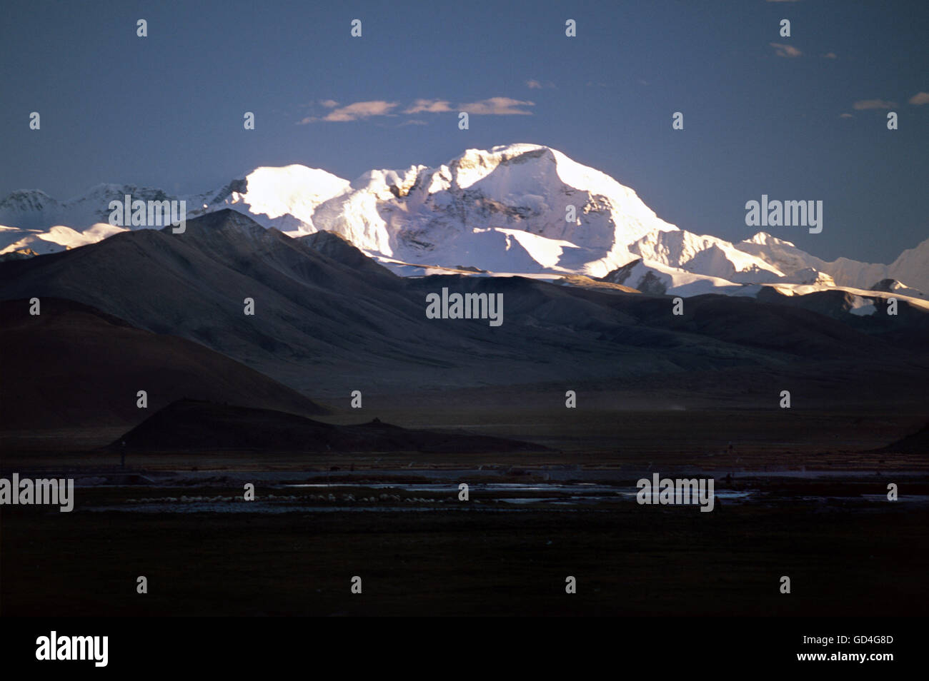 Snow clad mountain peaks Stock Photo - Alamy