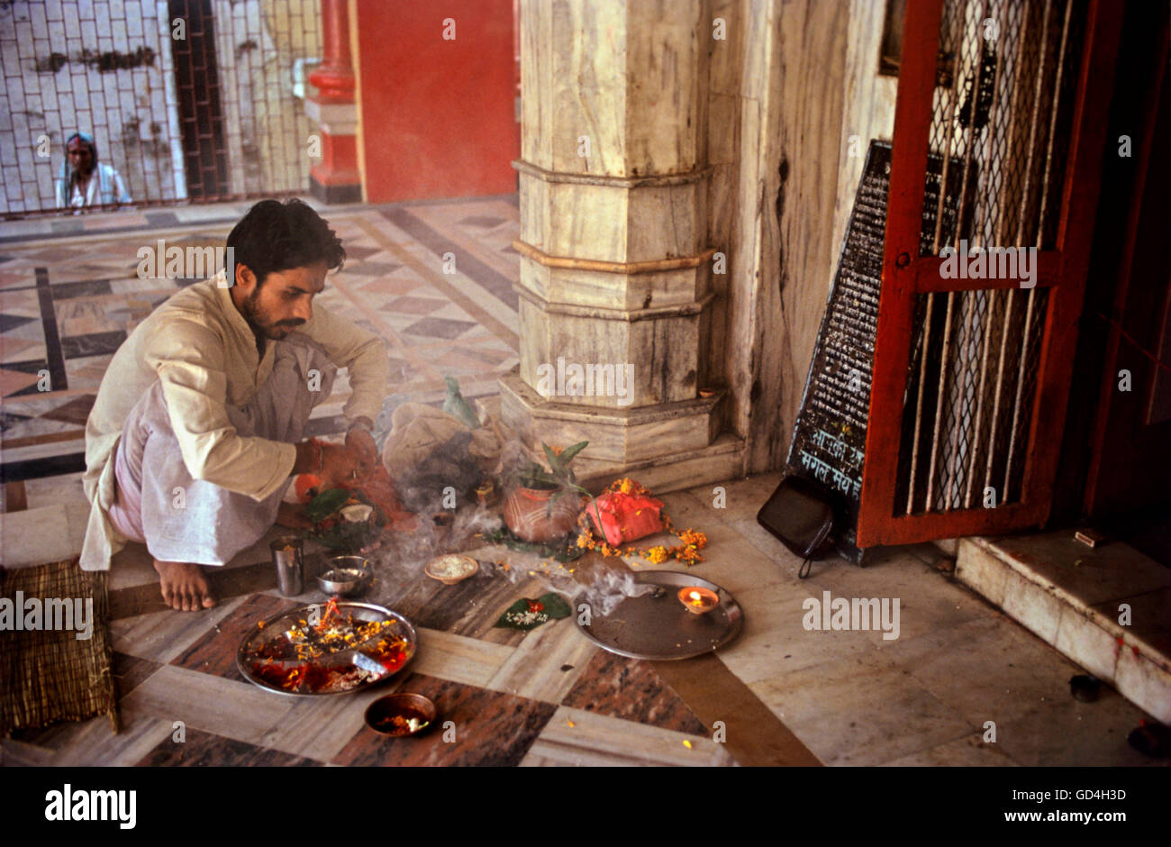 Hindu pandit hi-res stock photography and images - Alamy