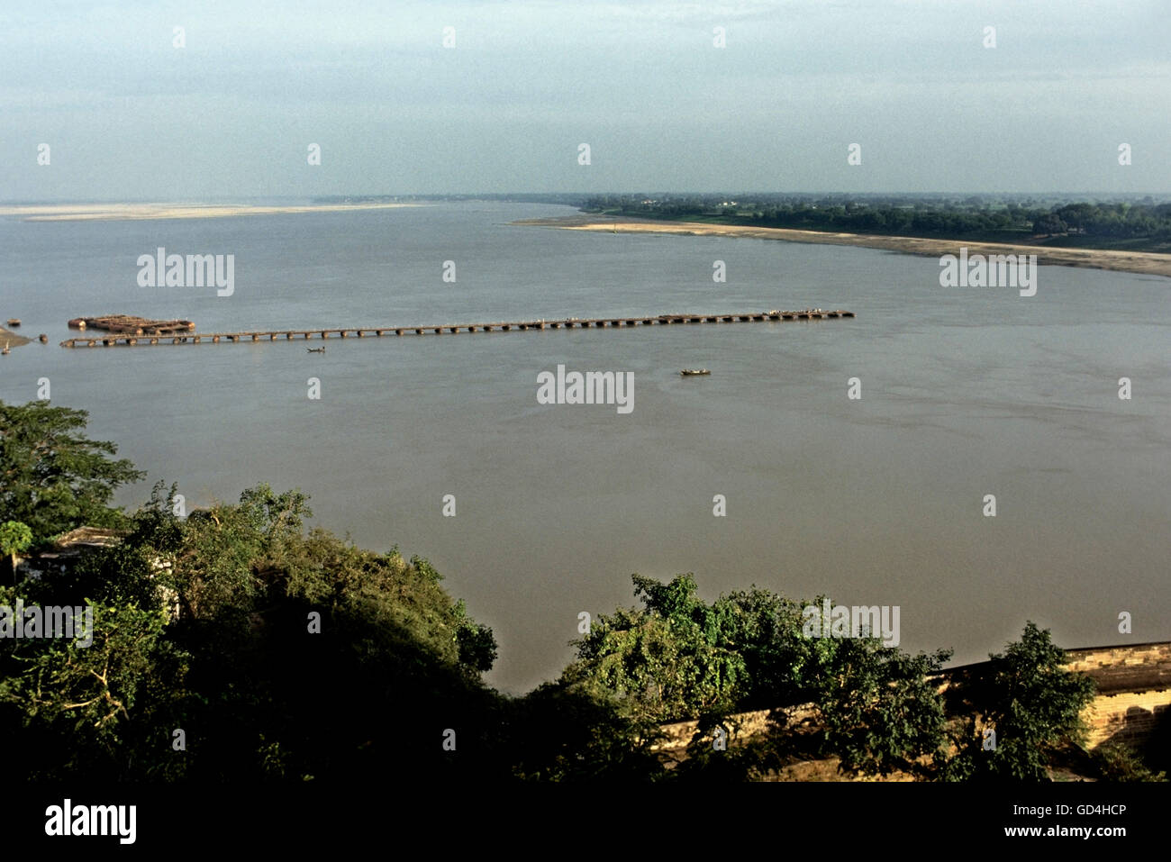 Pontoon bridge hi-res stock photography and images - Alamy