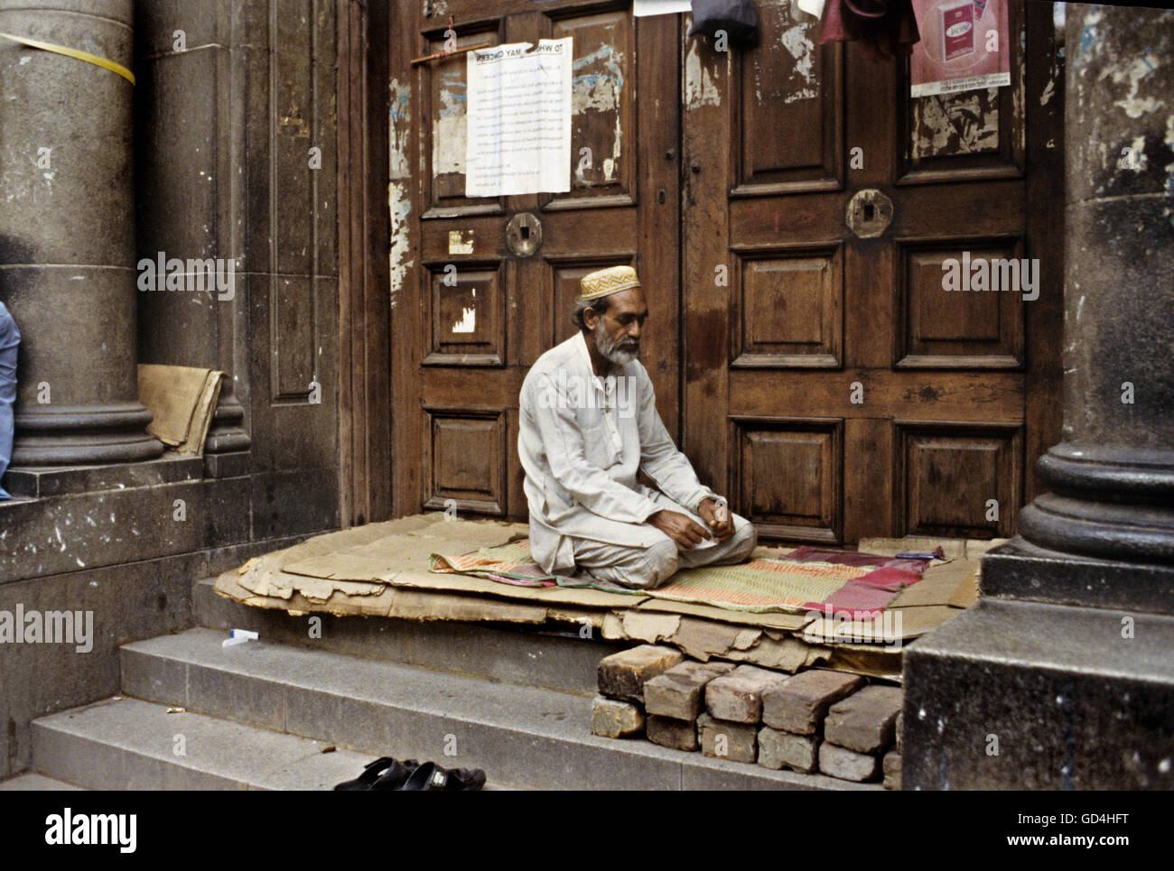 Offering namaz hi-res stock photography and images - Alamy