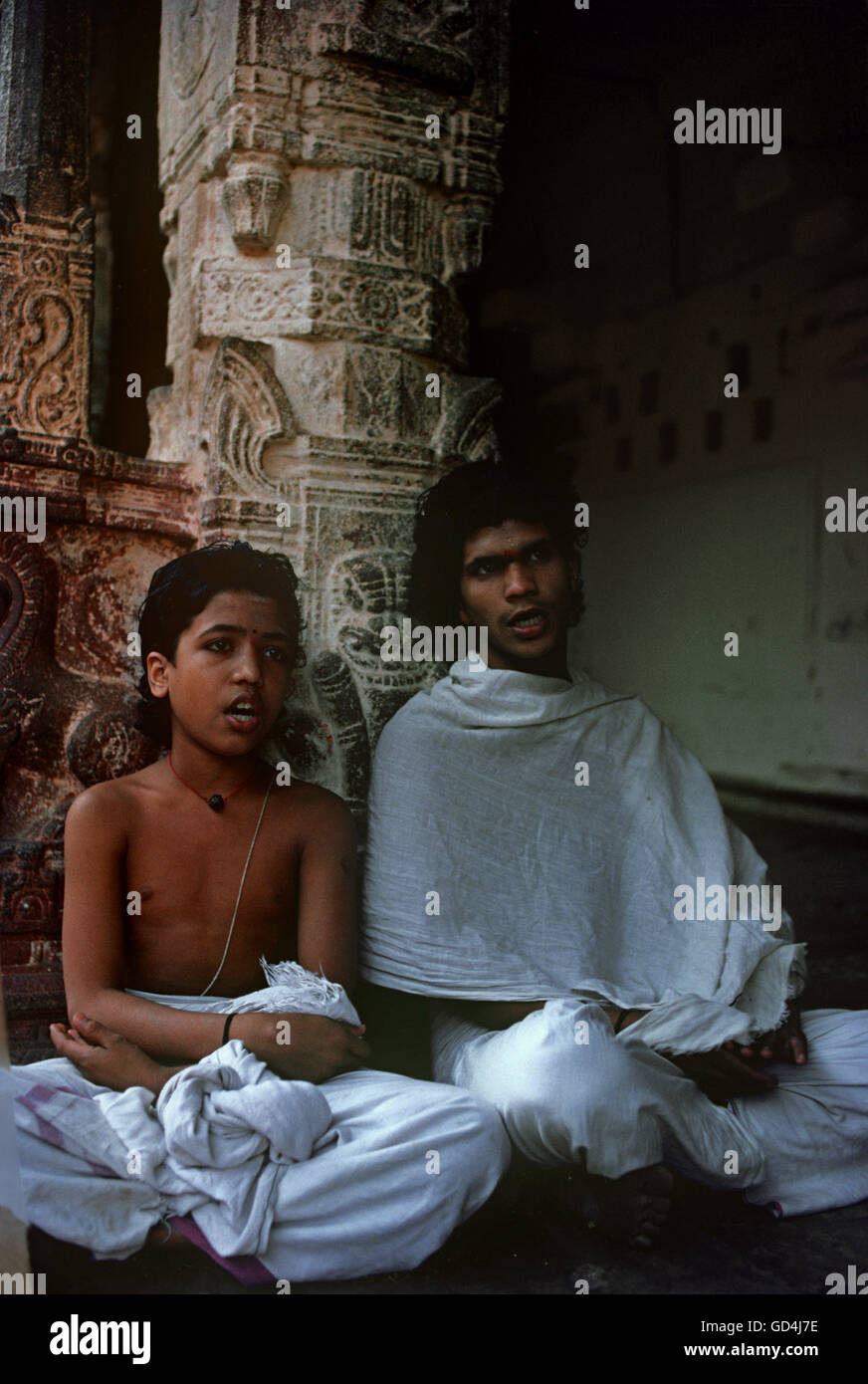 Brahmin boys chanting Stock Photo - Alamy