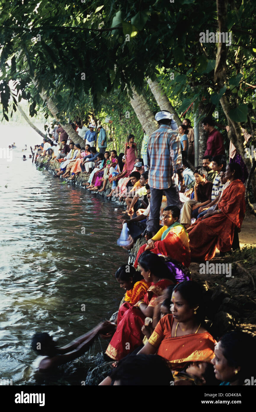 Crowd watching boat hi-res stock photography and images - Alamy