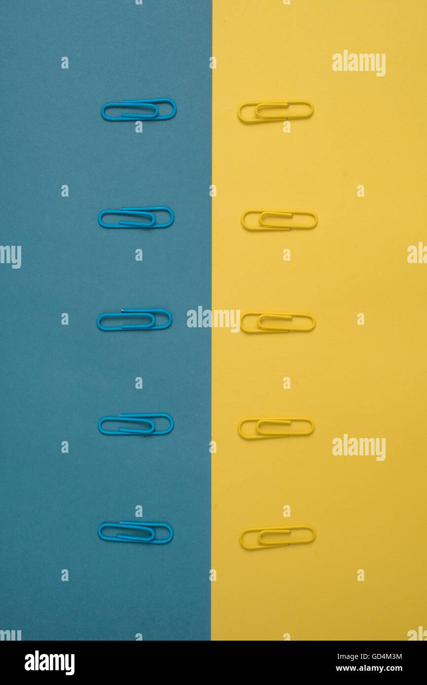 Blue and yellow paper clips Stock Photo - Alamy