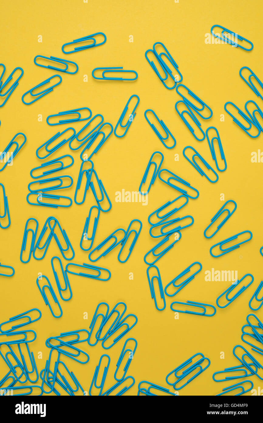 Blue and yellow paper clips Stock Photo - Alamy