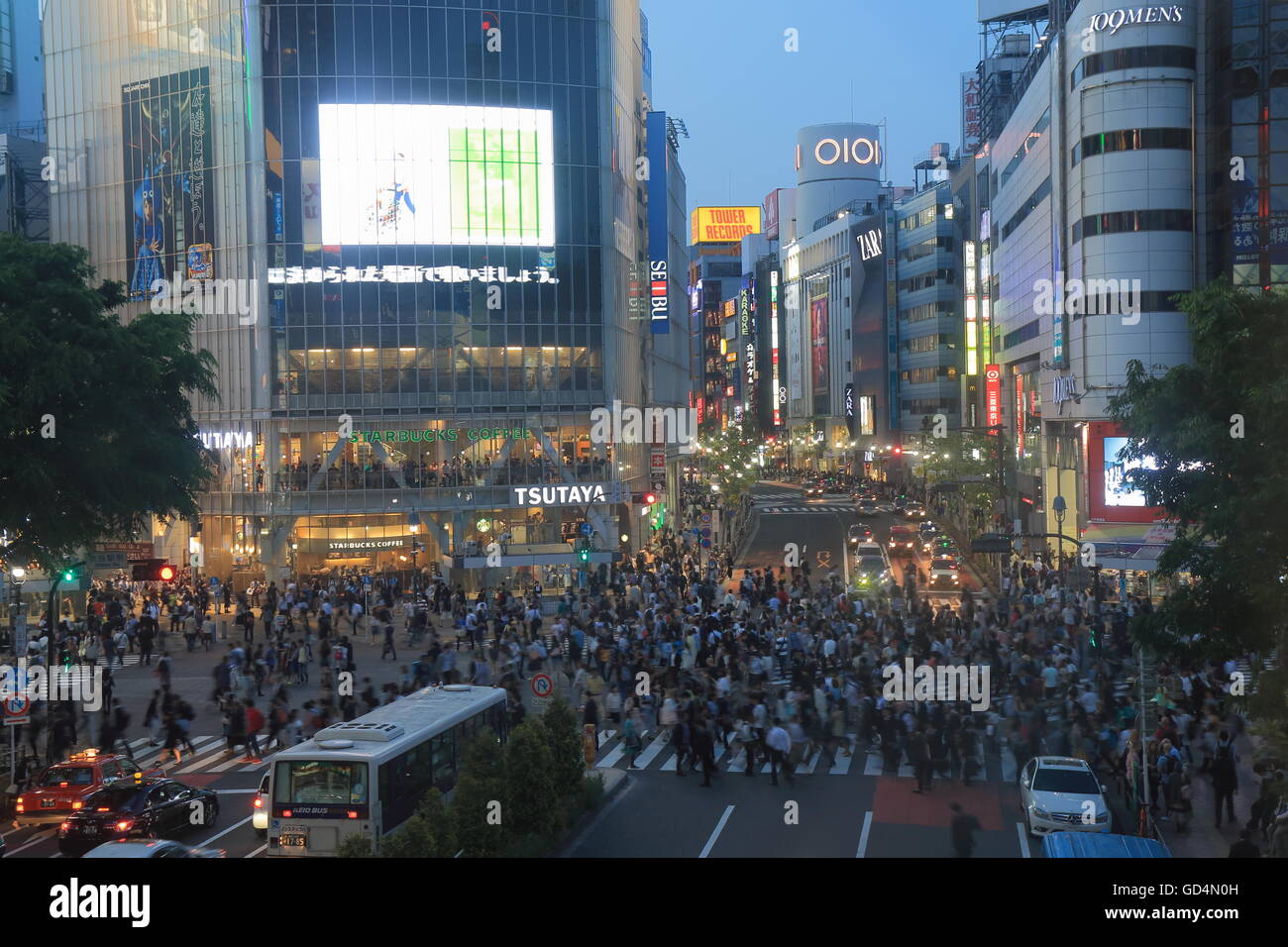 Shibuya crossing neon billboard hi-res stock photography and images - Alamy