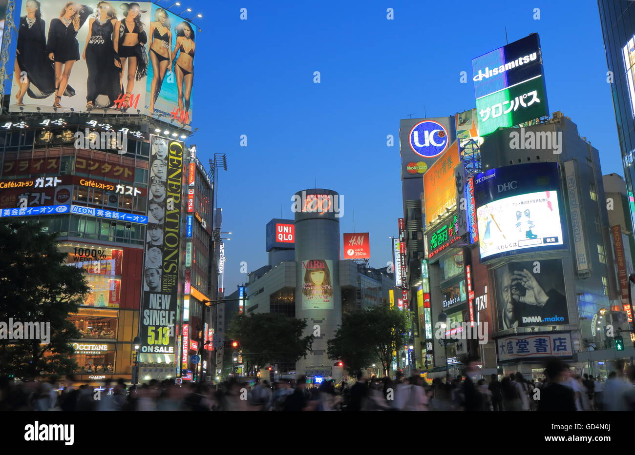 Shibuya crossing neon billboard hi-res stock photography and images - Alamy
