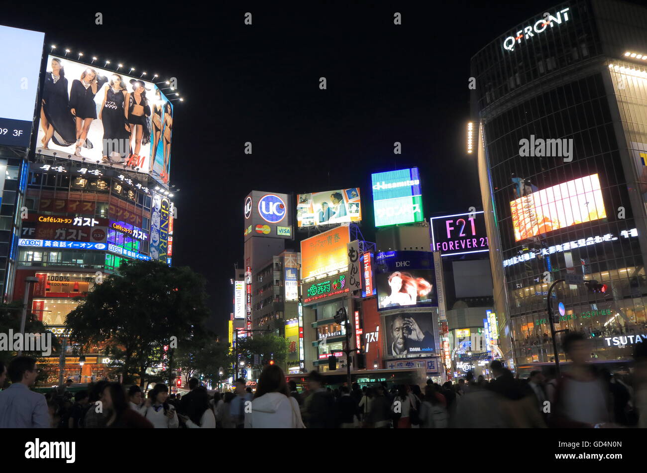 Shibuya crossing neon billboard hi-res stock photography and images - Alamy