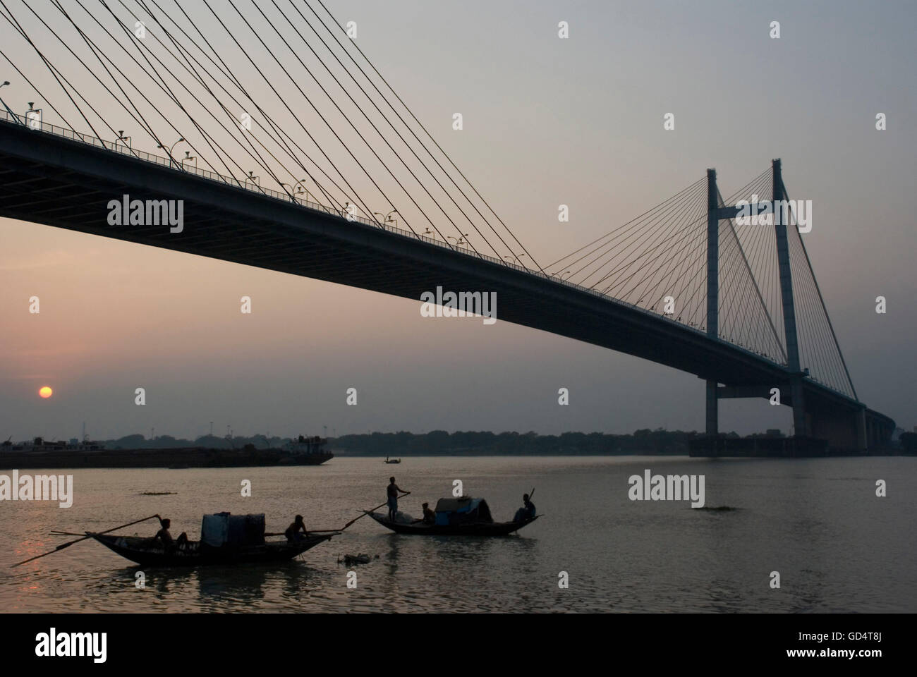 River passing under bridge boats hi-res stock photography and images ...