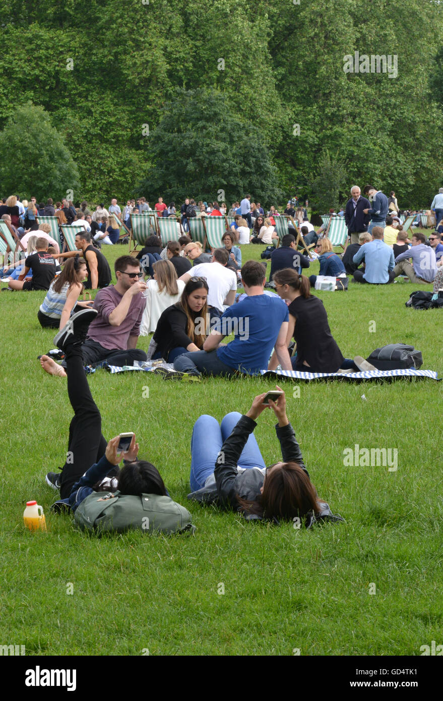 A busy summer's day in Green park, London Stock Photo - Alamy