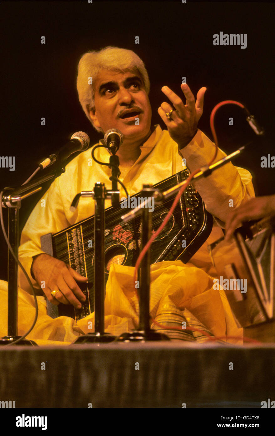 Musical vocalist hi-res stock photography and images - Alamy