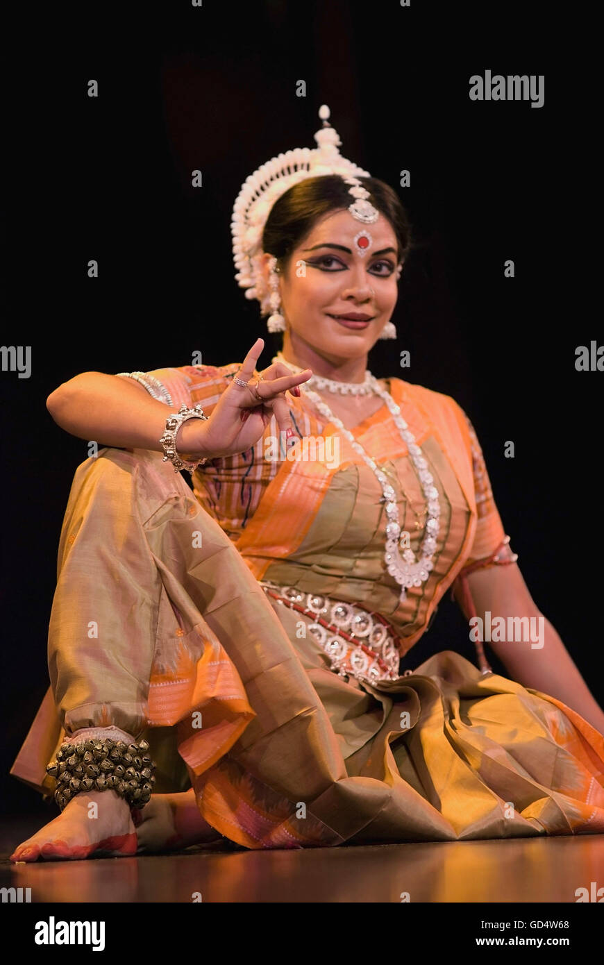 Classical odissi dancers hi-res stock photography and images - Alamy