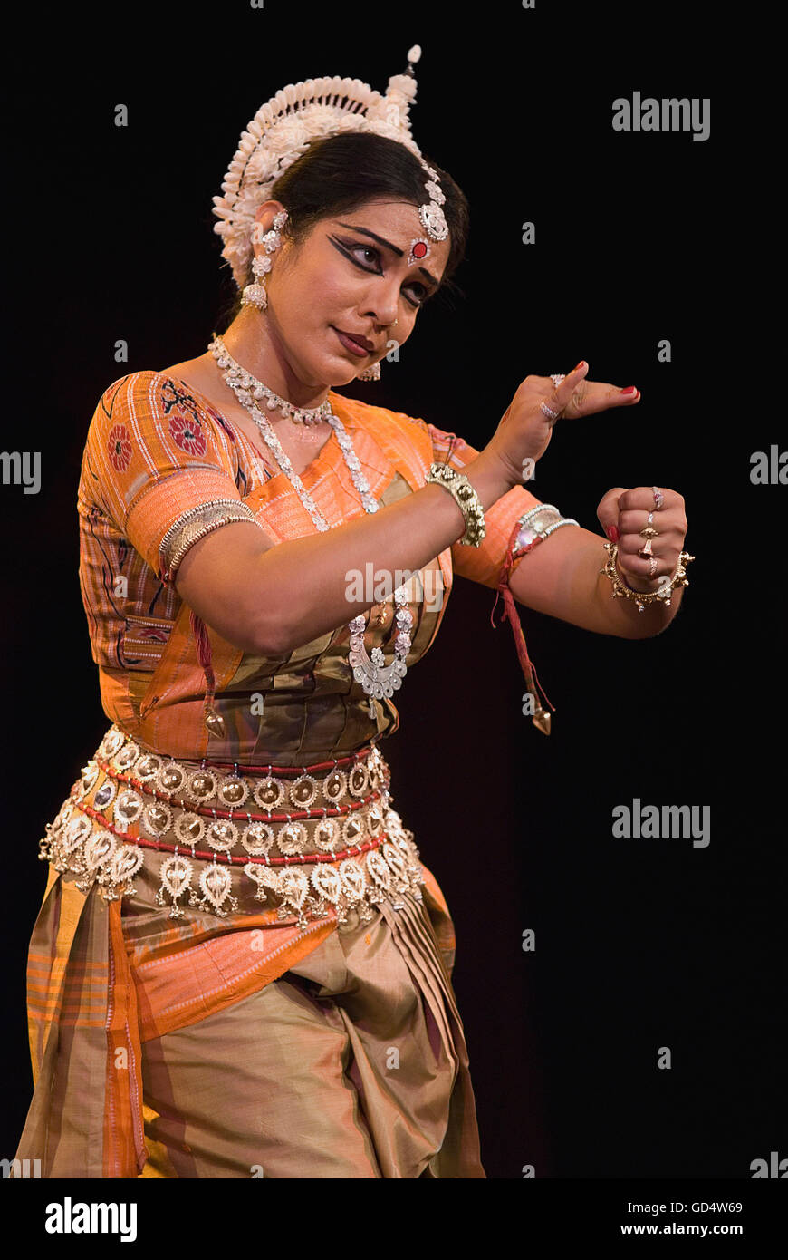 Odissi dance hi-res stock photography and images - Alamy