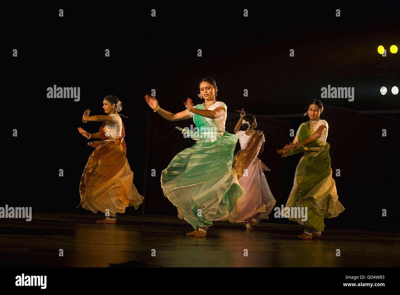 Group kathak dance hi-res stock photography and images - Alamy