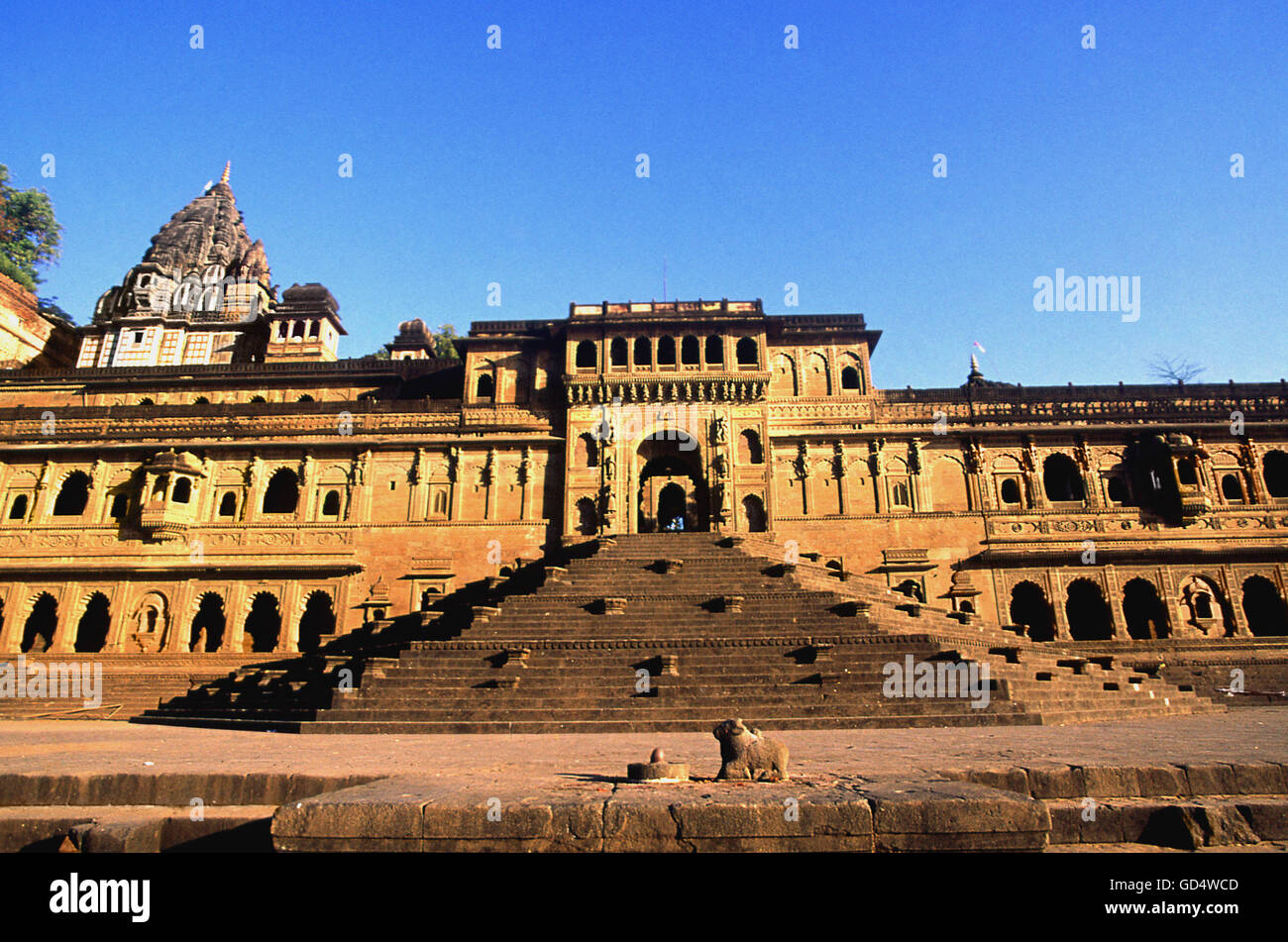 Maheshwar ghat hi-res stock photography and images - Alamy