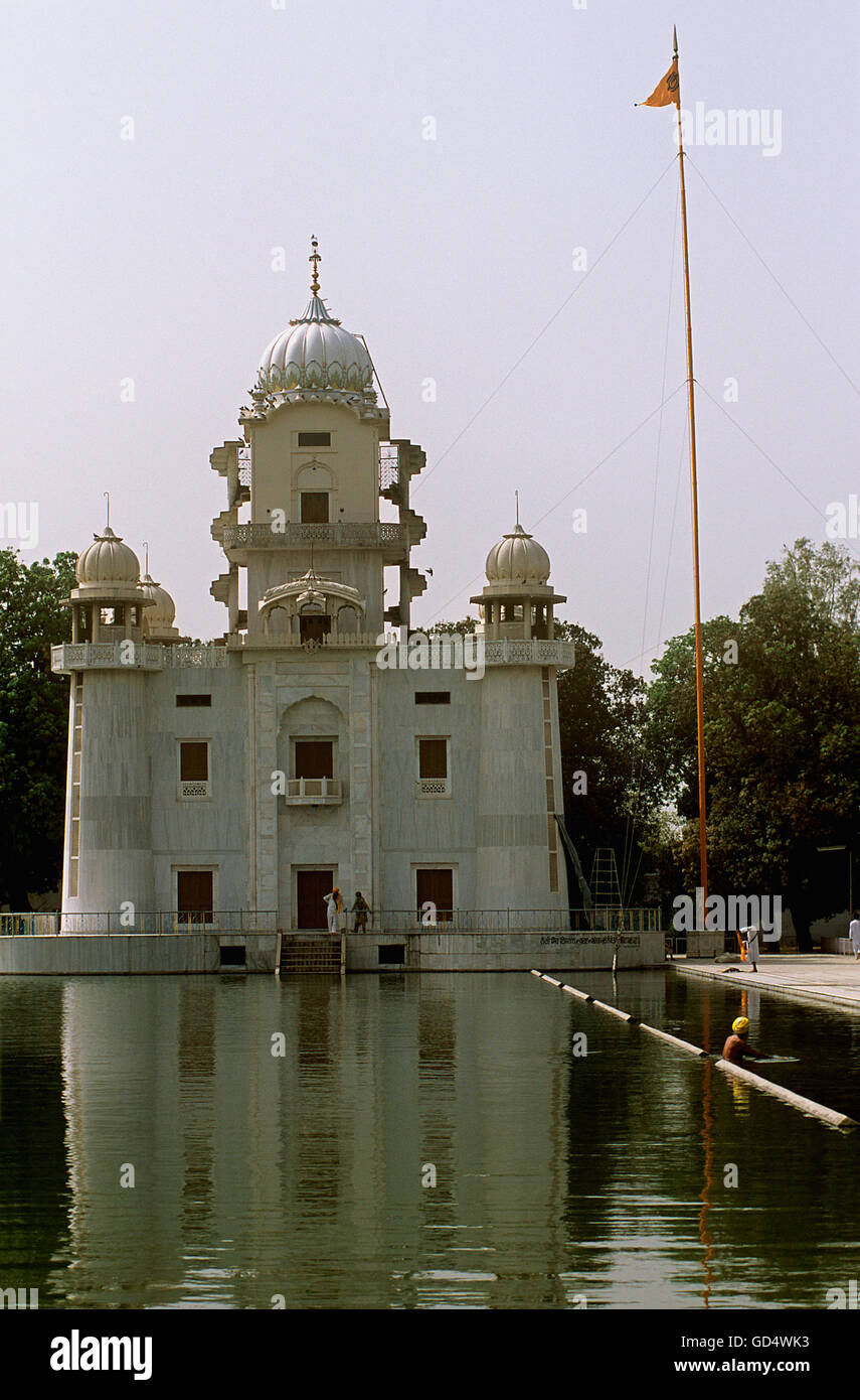 Gurudwara reflection hi-res stock photography and images - Alamy