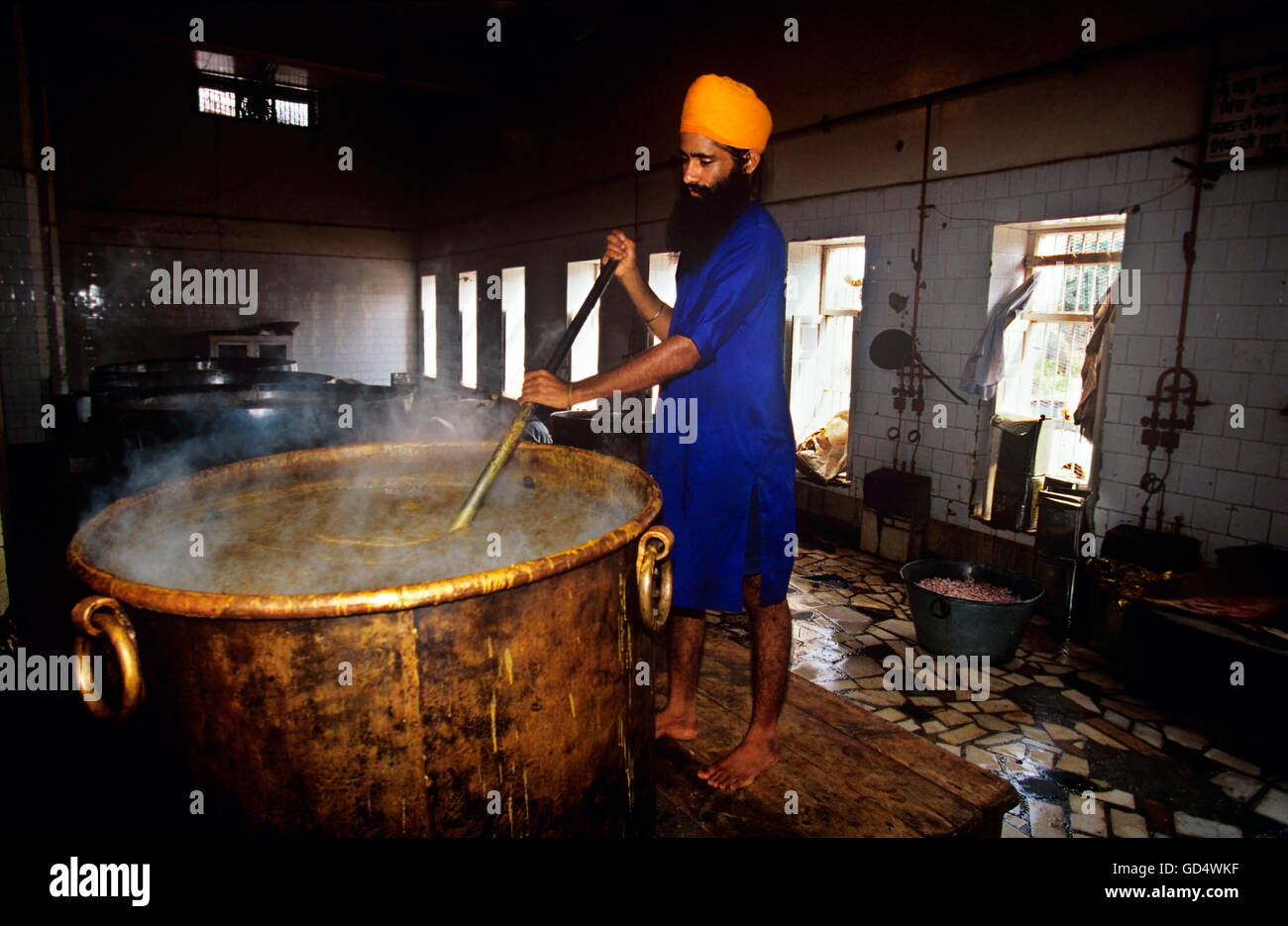 Langar cooking hi-res stock photography and images - Alamy