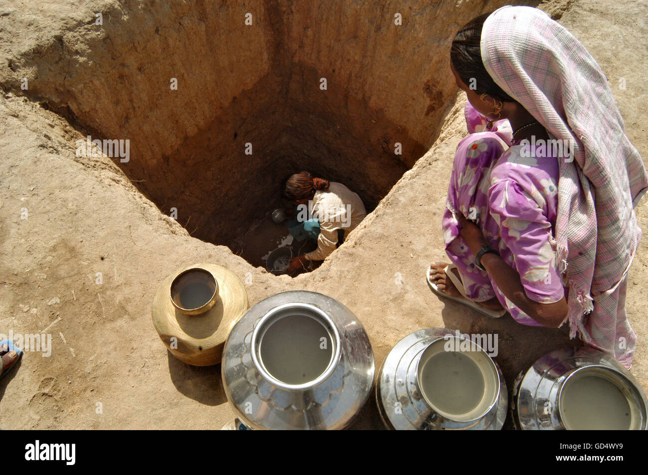 Women digging india hi-res stock photography and images - Alamy