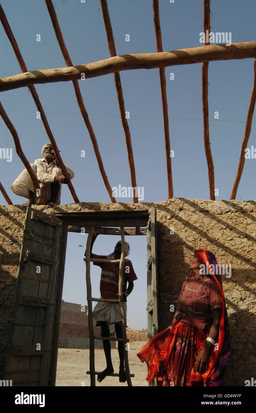 Workers building a hut Stock Photo - Alamy