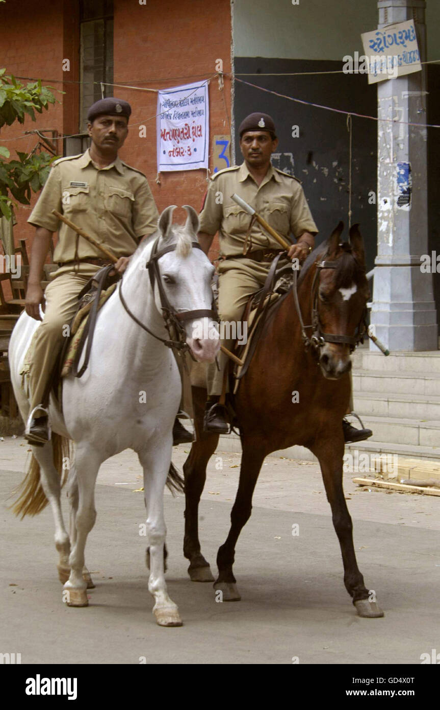 India police patrolling hi-res stock photography and images - Alamy