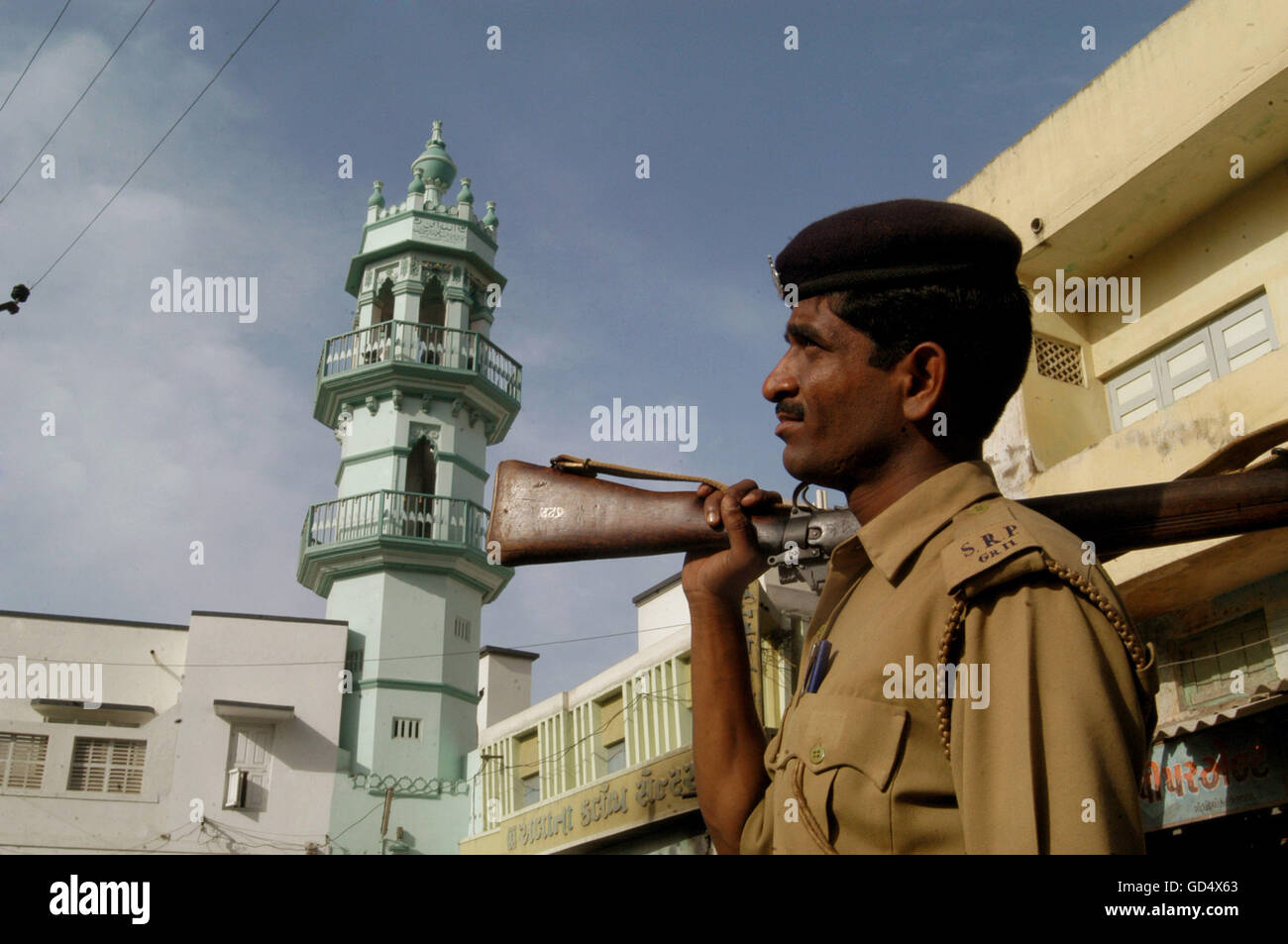 Policeman holding a gun Stock Photo - Alamy