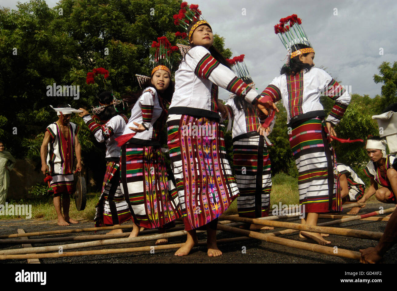 Mizo bamboo dance hi-res stock photography and images - Alamy