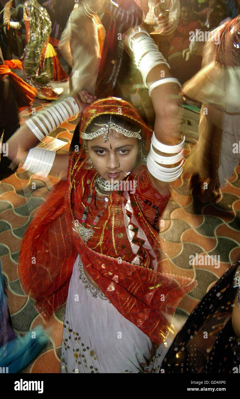 Artiste performing the Garba Stock Photo - Alamy