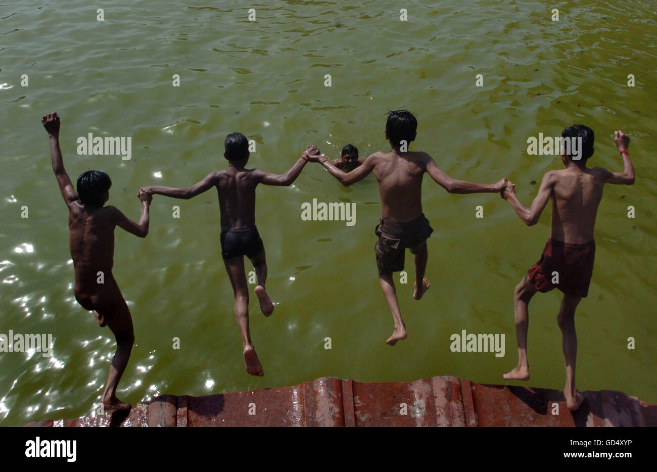 Boys jumping water india hi-res stock photography and images - Alamy