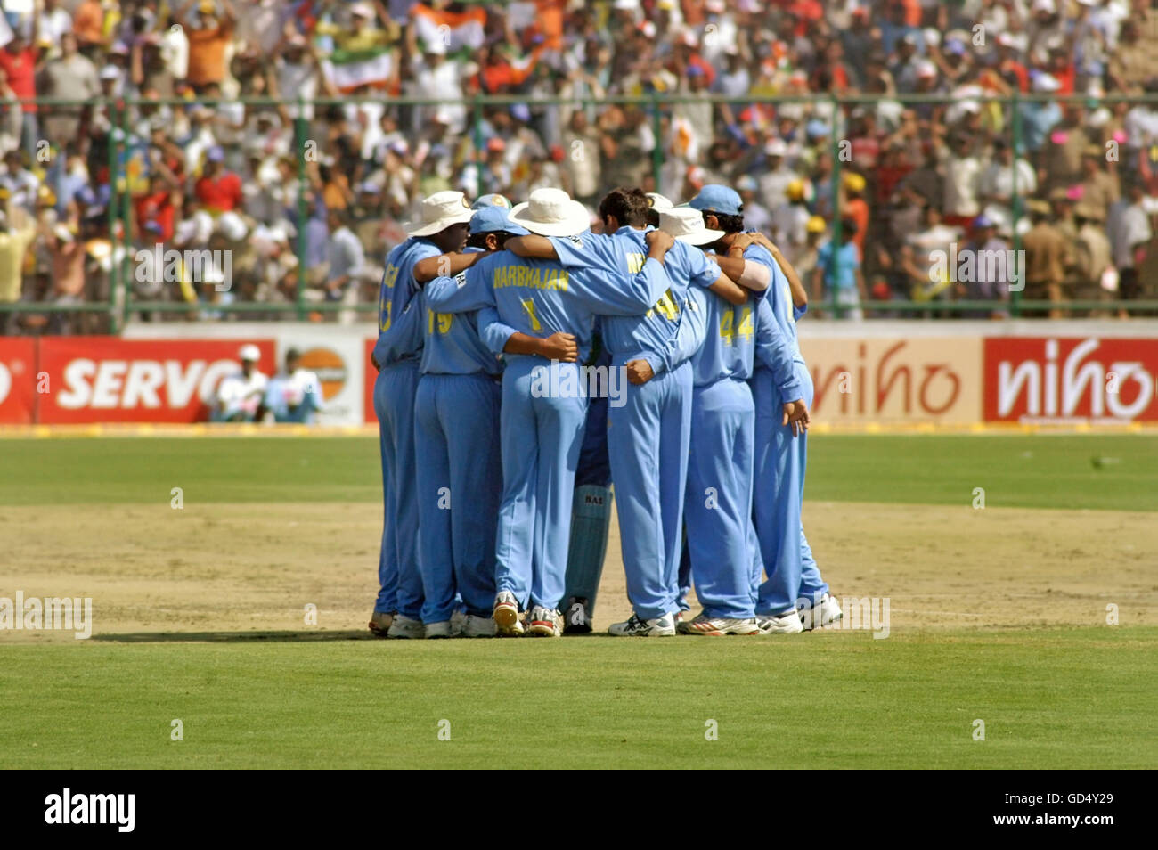 Cricket huddle hi-res stock photography and images - Alamy