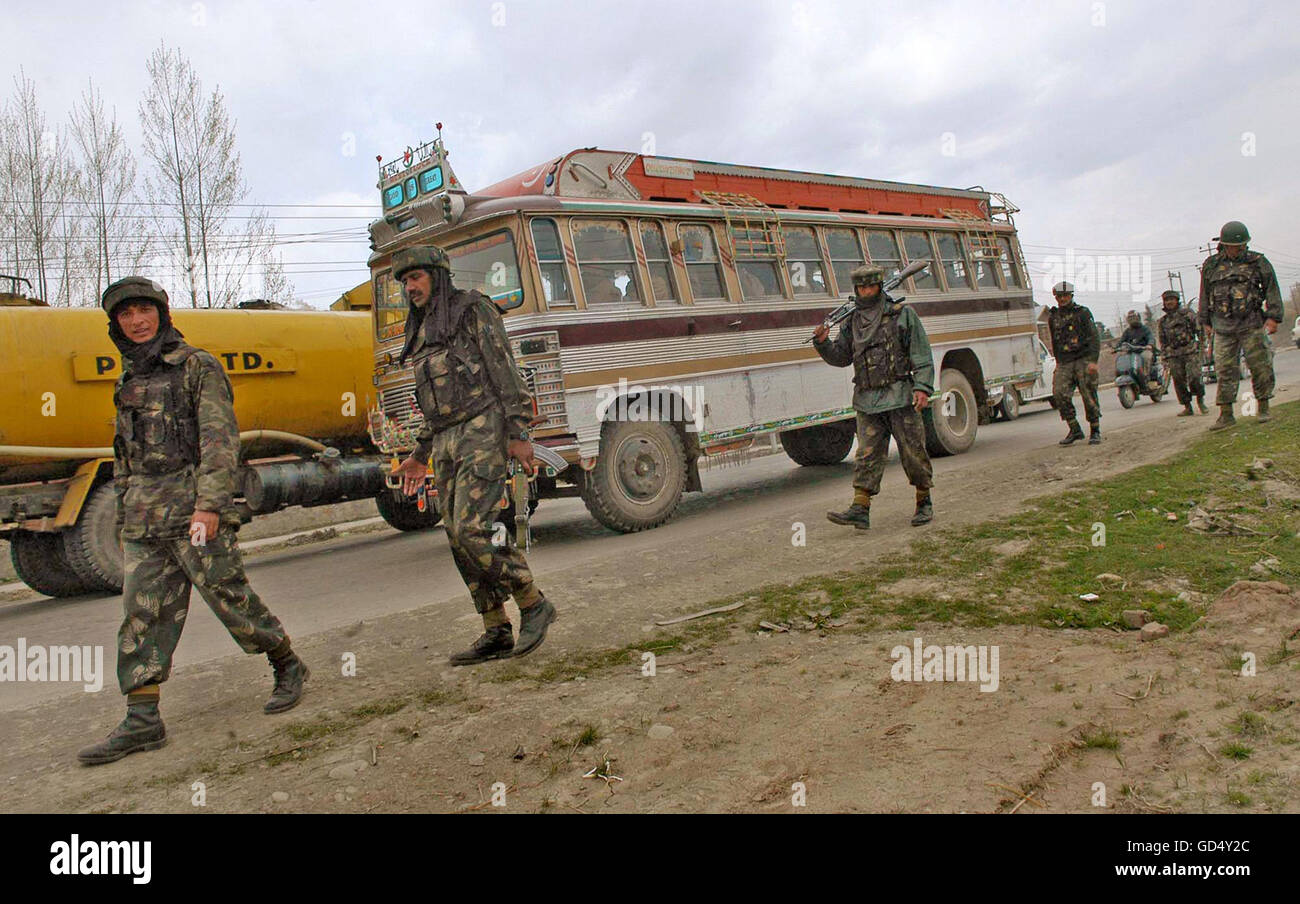 An armed india army commando hi-res stock photography and images - Alamy
