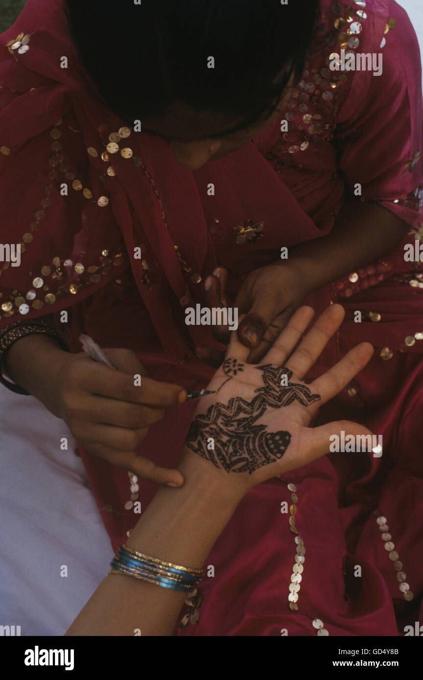 Girl applying mehendi Stock Photo - Alamy
