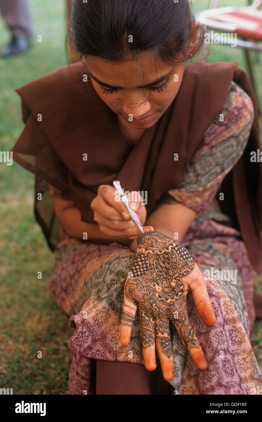 Girl applying mehendi Stock Photo - Alamy