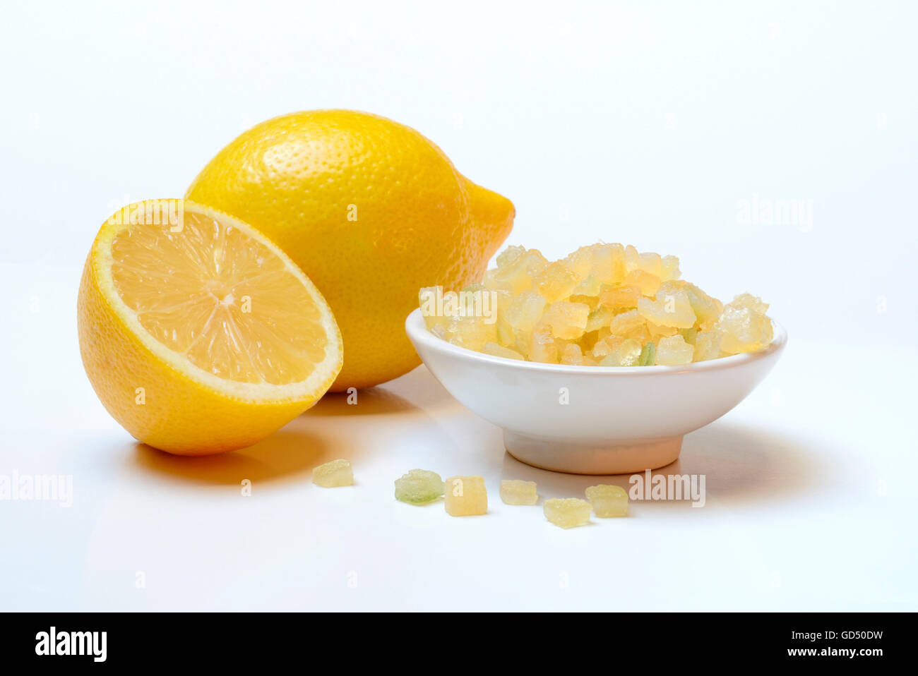 Zitronat, kandierte Zitronenschalenwuerfel und Zitrone Stock Photo - Alamy