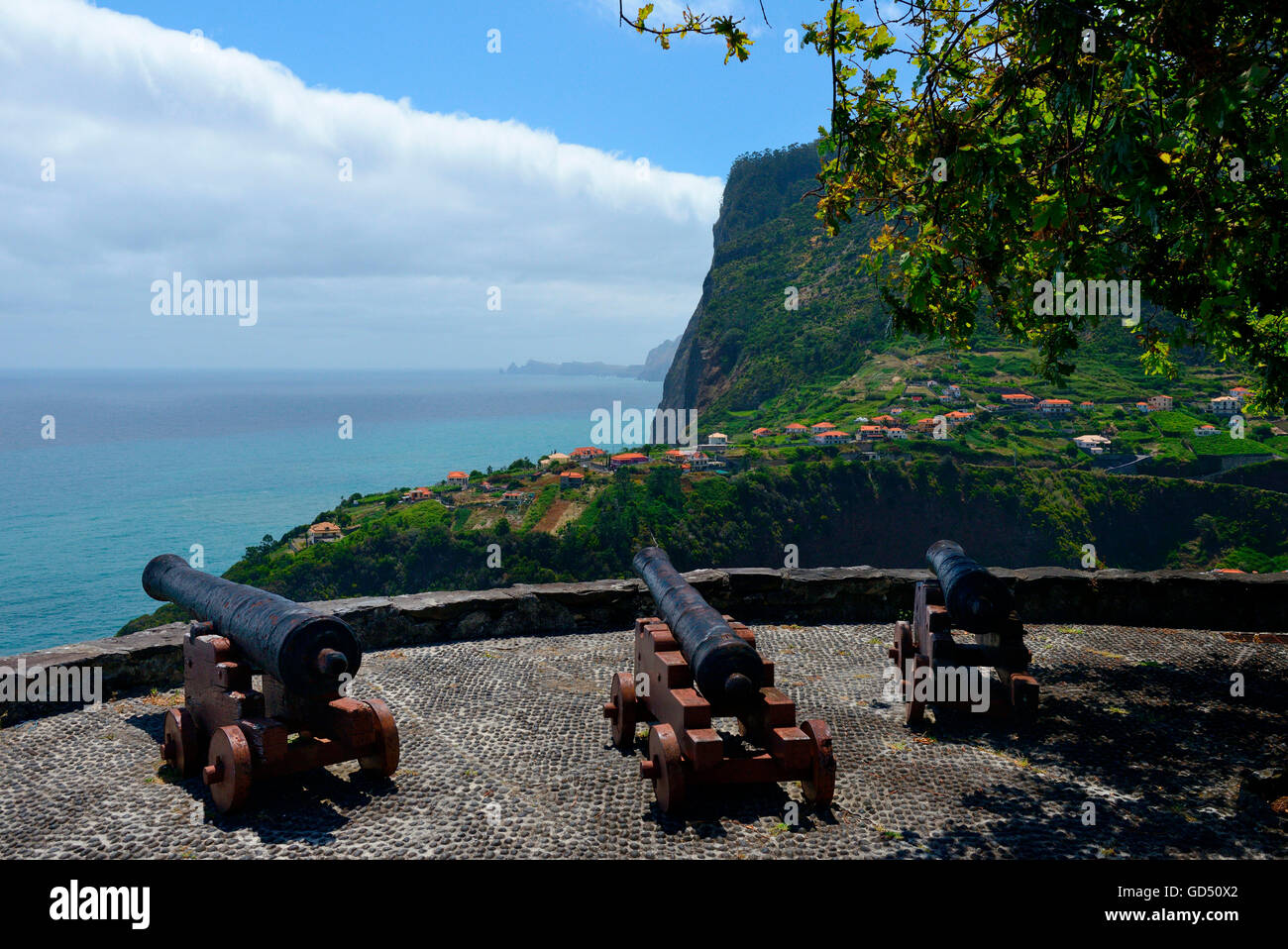 Fort mit Kanone und Blick auf Faial und Adlerfelsen, Miradouro do ...