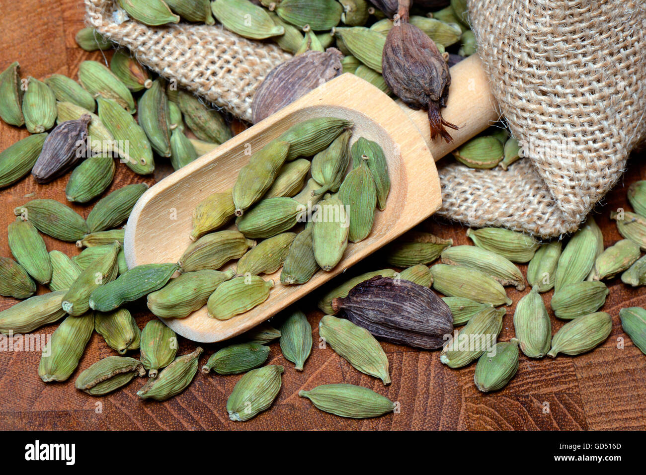 Gruener und schwarzer kardamom in jutesack hi-res stock photography and ...