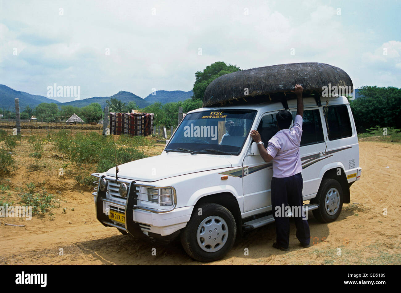 Coracles on a Tata Sumo car Stock Photo - Alamy