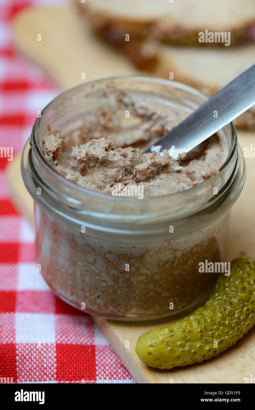 Leberwurst in Glas mit Messer, Hausmacher-Leberwurst Stock Photo - Alamy