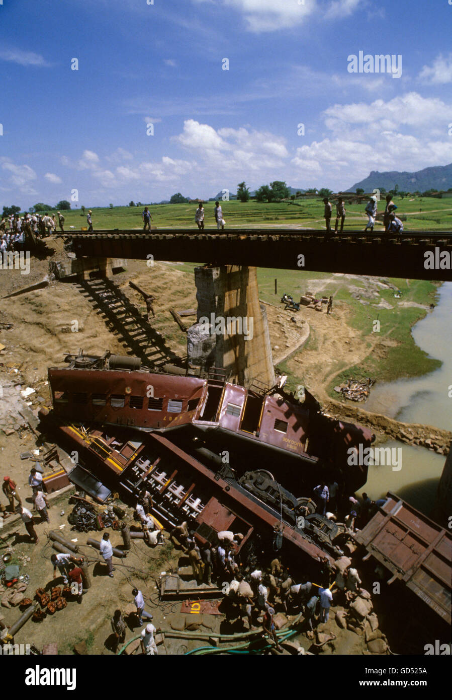 Accident crowd hi-res stock photography and images - Alamy