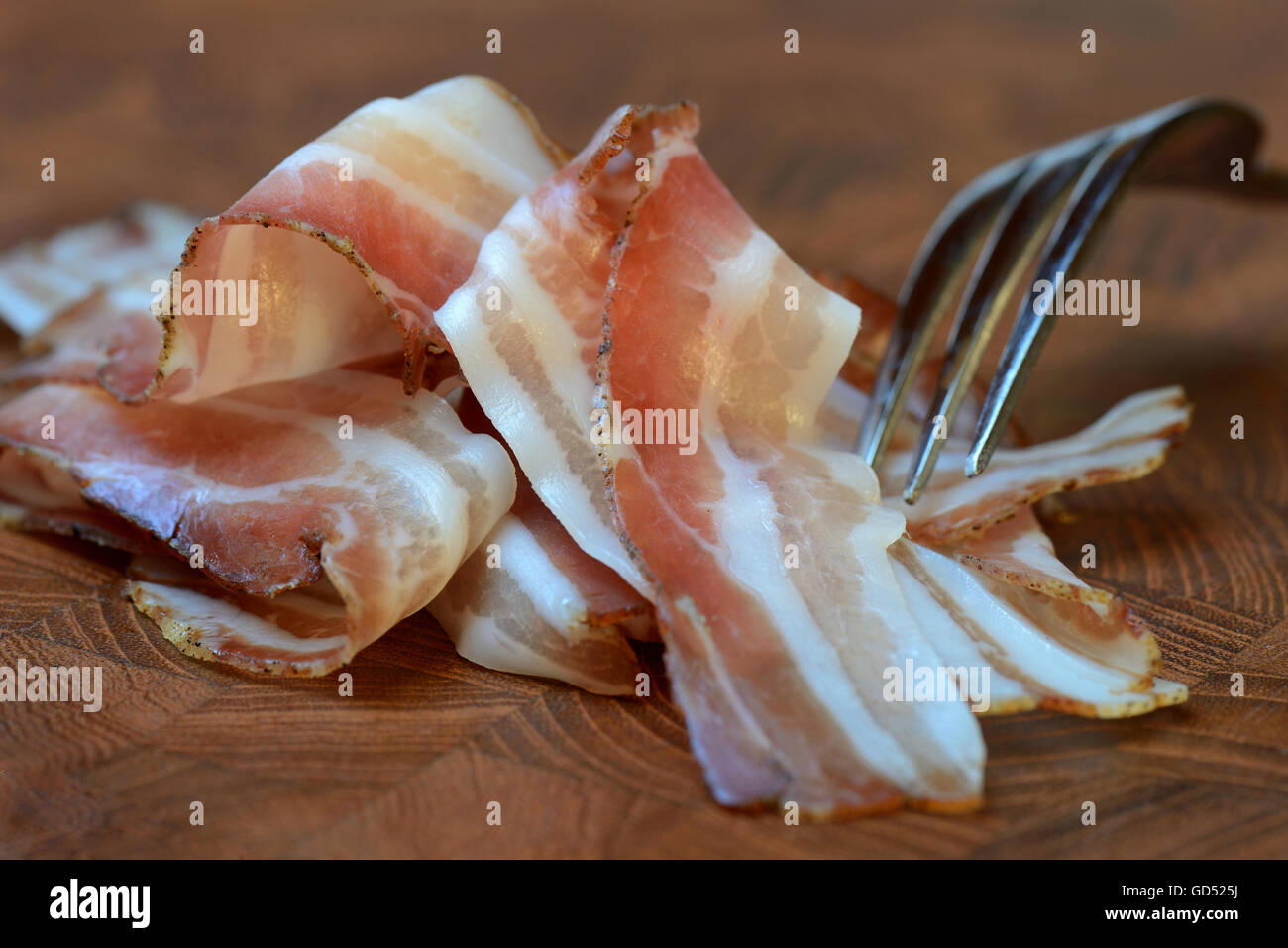 Speck mit Gabel, Speckstreifen, Fruehstuecksspeck Stock Photo - Alamy