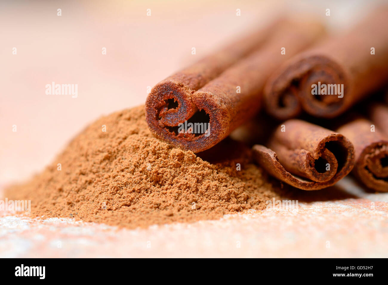 Cinnamon sticks, Cinnamon powder / (Cinnamomum spec Stock Photo - Alamy