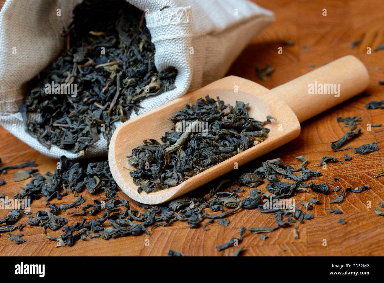 Green tea, wooden spoon Stock Photo - Alamy