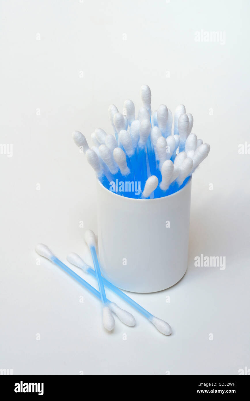 Cotton buds / cotton sticks, cotton swabs Stock Photo - Alamy