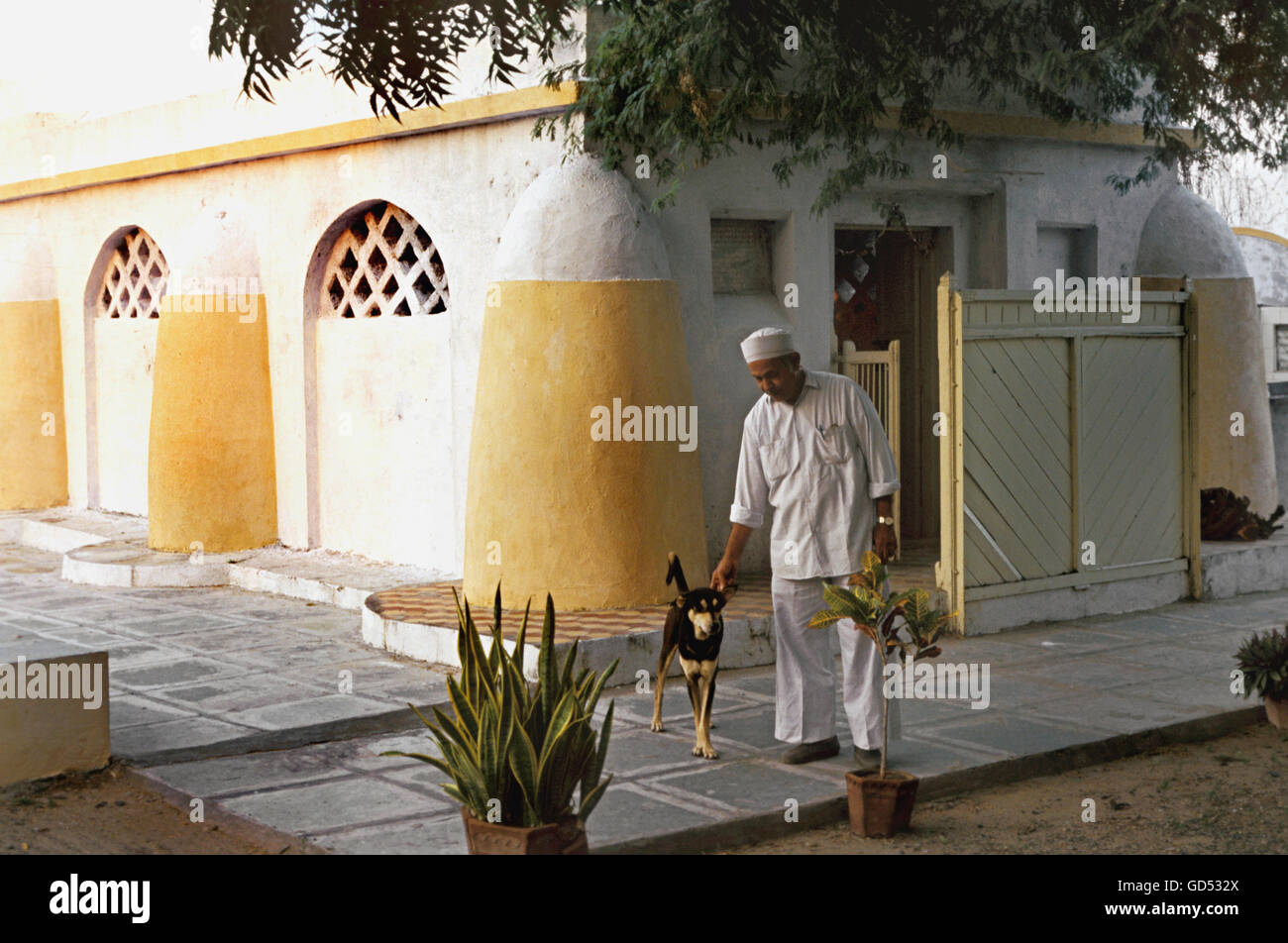 Zoroastrian priest hi-res stock photography and images - Alamy