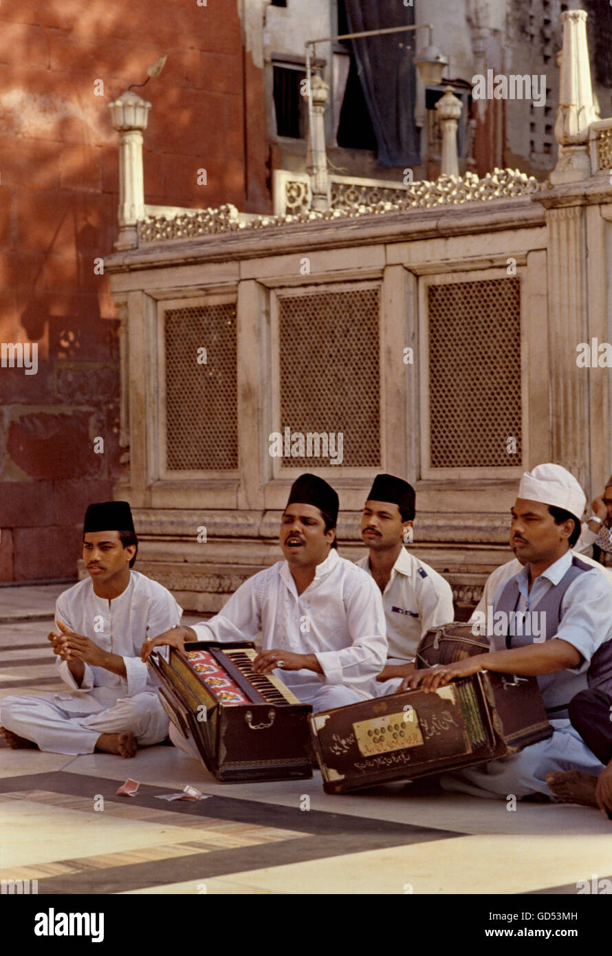 Qawwals Singing at shrine Stock Photo - Alamy
