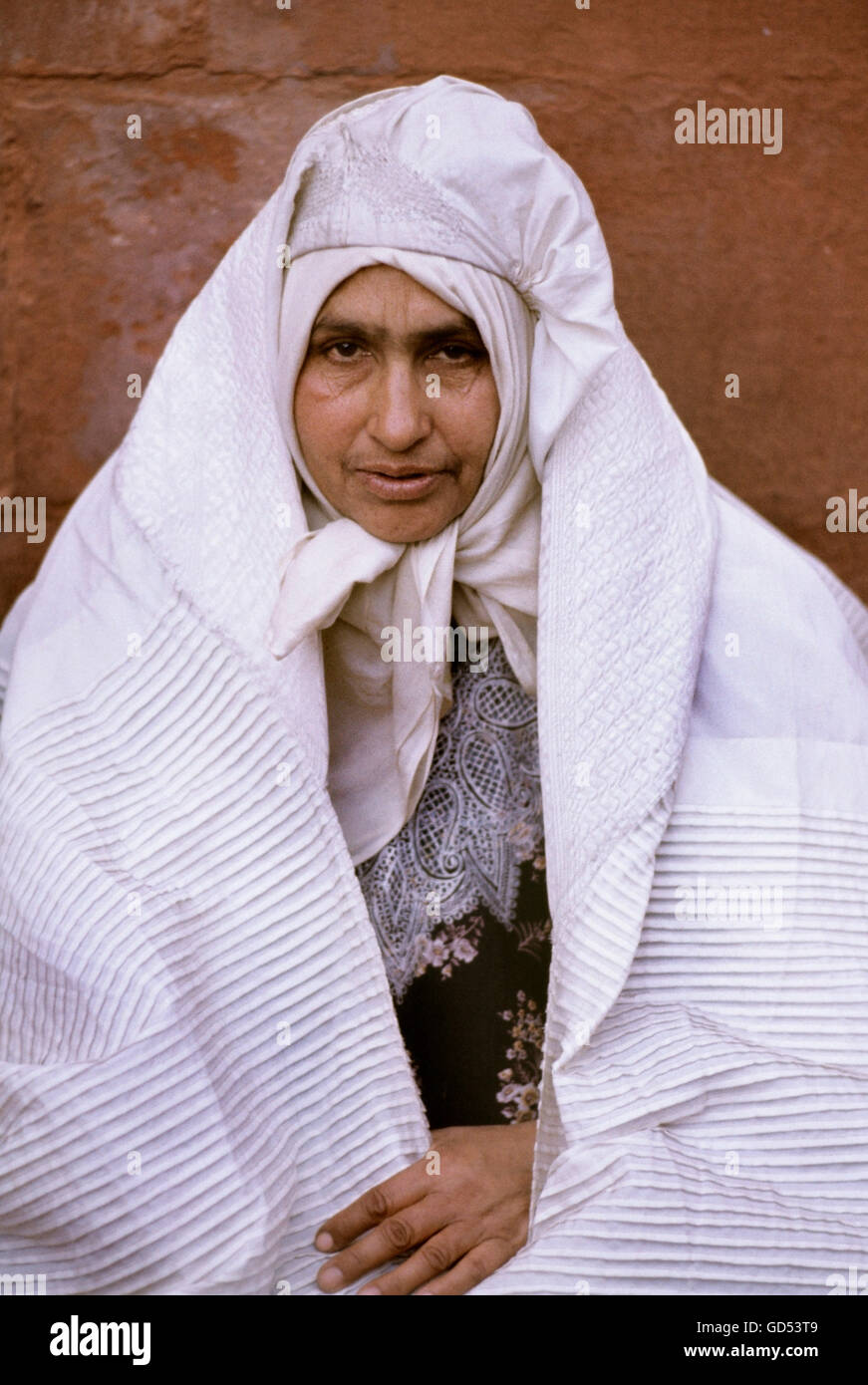 Women in burqa hi-res stock photography and images - Alamy