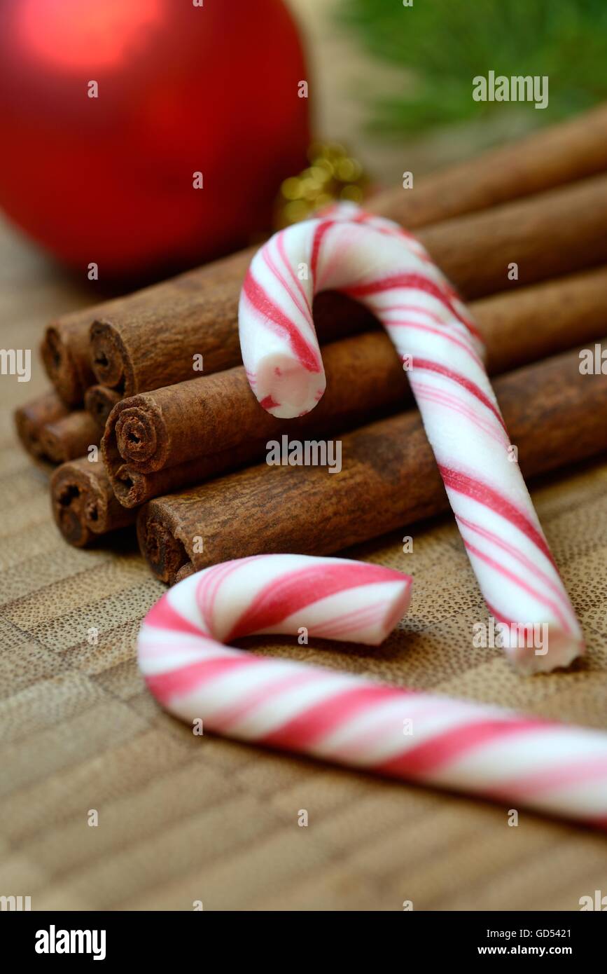 cinnamon sticks and candy canes Stock Photo - Alamy