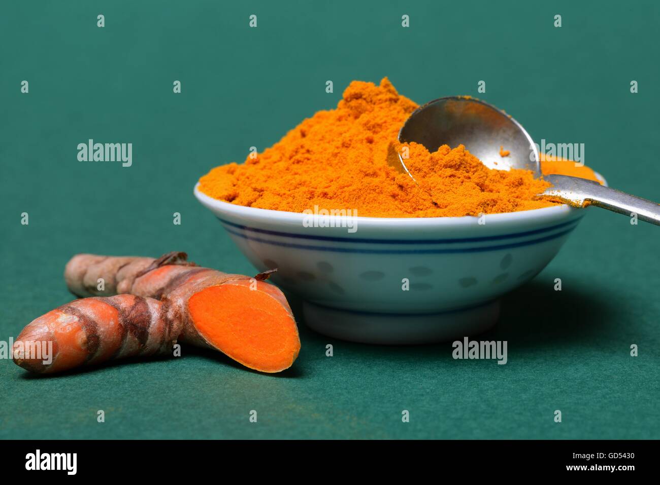 Turmeric root and Turmeric powder Stock Photo - Alamy
