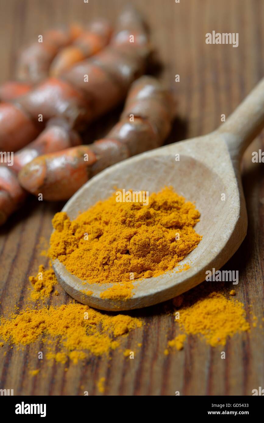 Turmeric root and Turmeric powder Stock Photo - Alamy