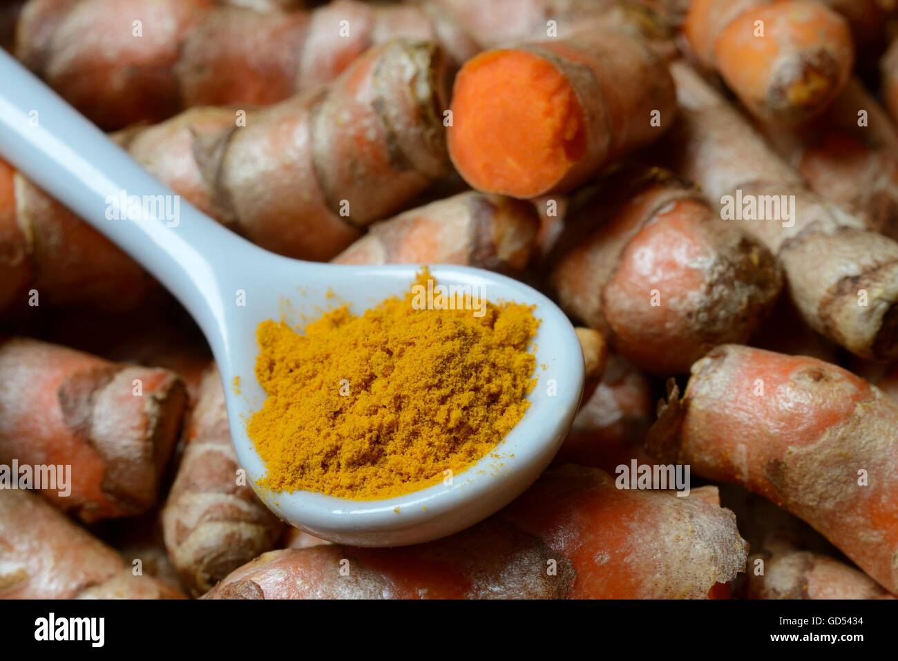 Turmeric root and Turmeric powder Stock Photo - Alamy