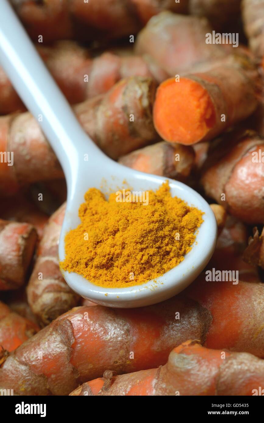 Turmeric root and Turmeric powder Stock Photo - Alamy